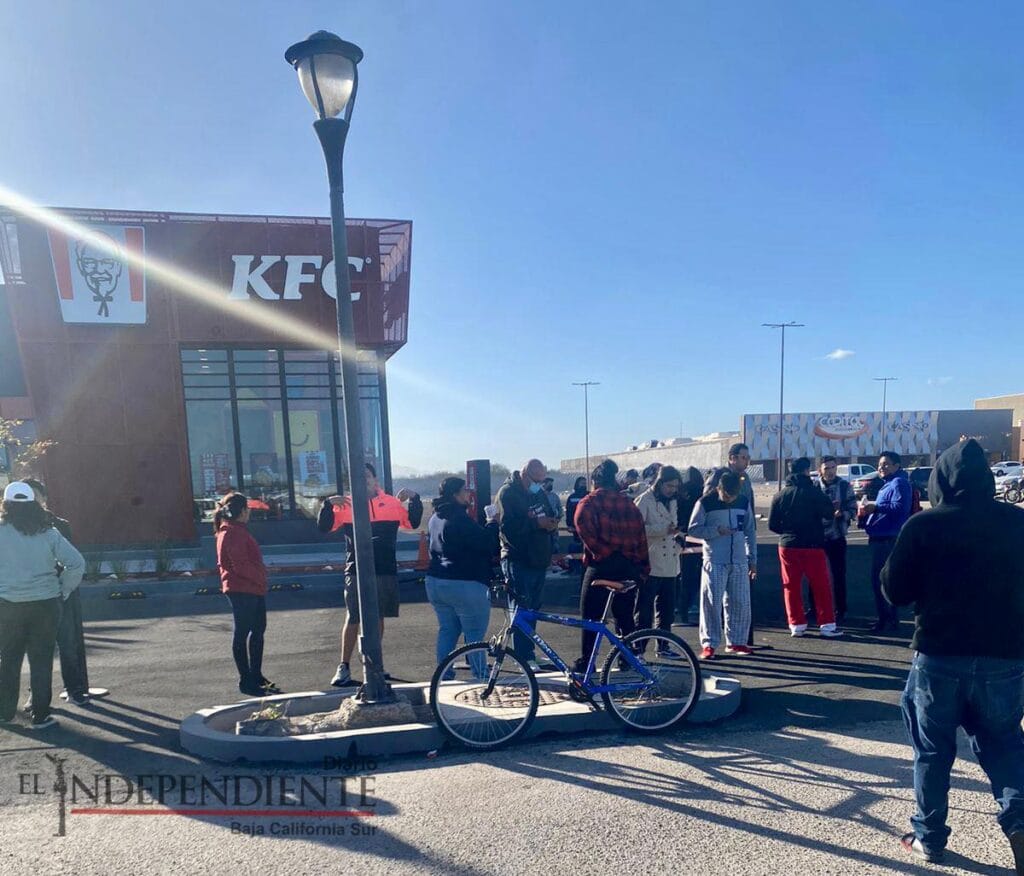 KFC Opening in La Paz Attracted an Early Crowd - Gringo Gazette
